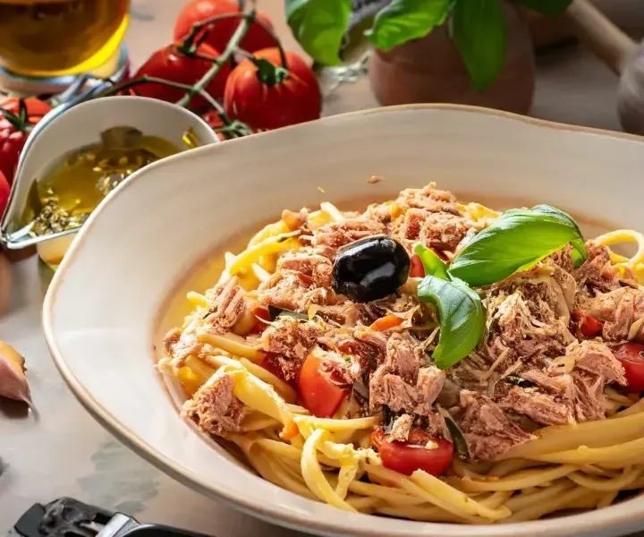 Massa de Atum à Putanesca: Um Toque Mediterrâneo na Sua Mesa